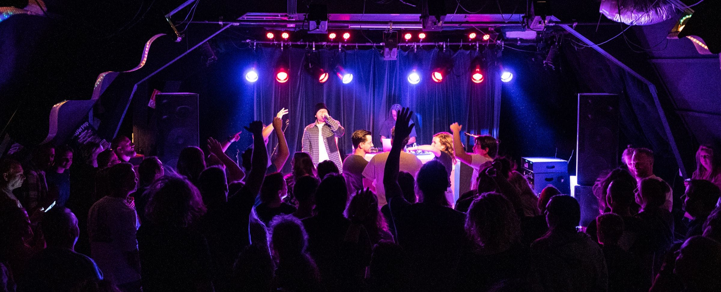 Rapper Sticks geeft exclusief optreden voor een honderdtal Dauwpop fans ...